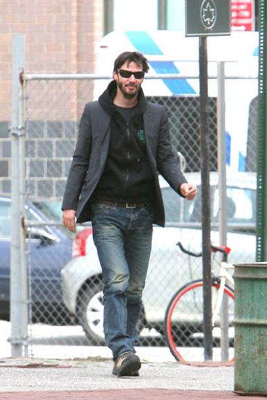 KEANEWS: May 11 2010 Keanu Reeves Drinks Coffee in NY